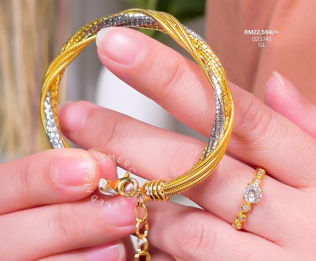 Tampil Stylish di Kantor dengan Gelang Emas 750 Desain Twist Tiga Warna